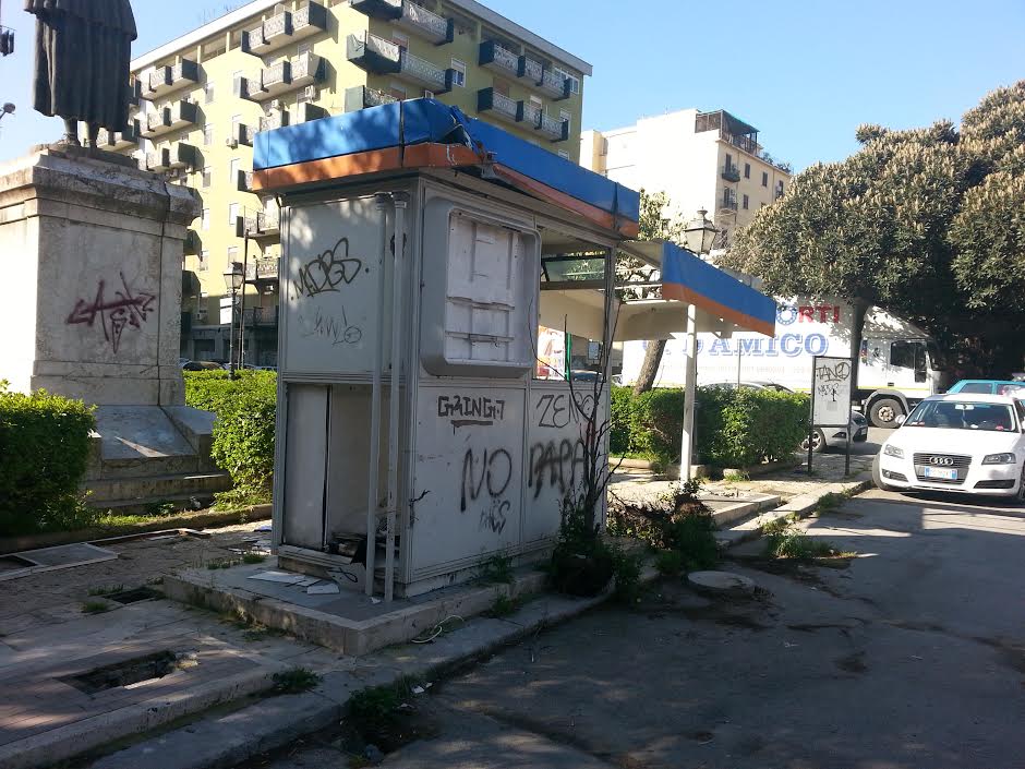 Dismesso vecchio distributore | di benzina in piazza Lolli