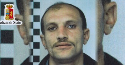 Coltello nascosto in una stampella | Arrestato un rumeno all'aeroporto ...