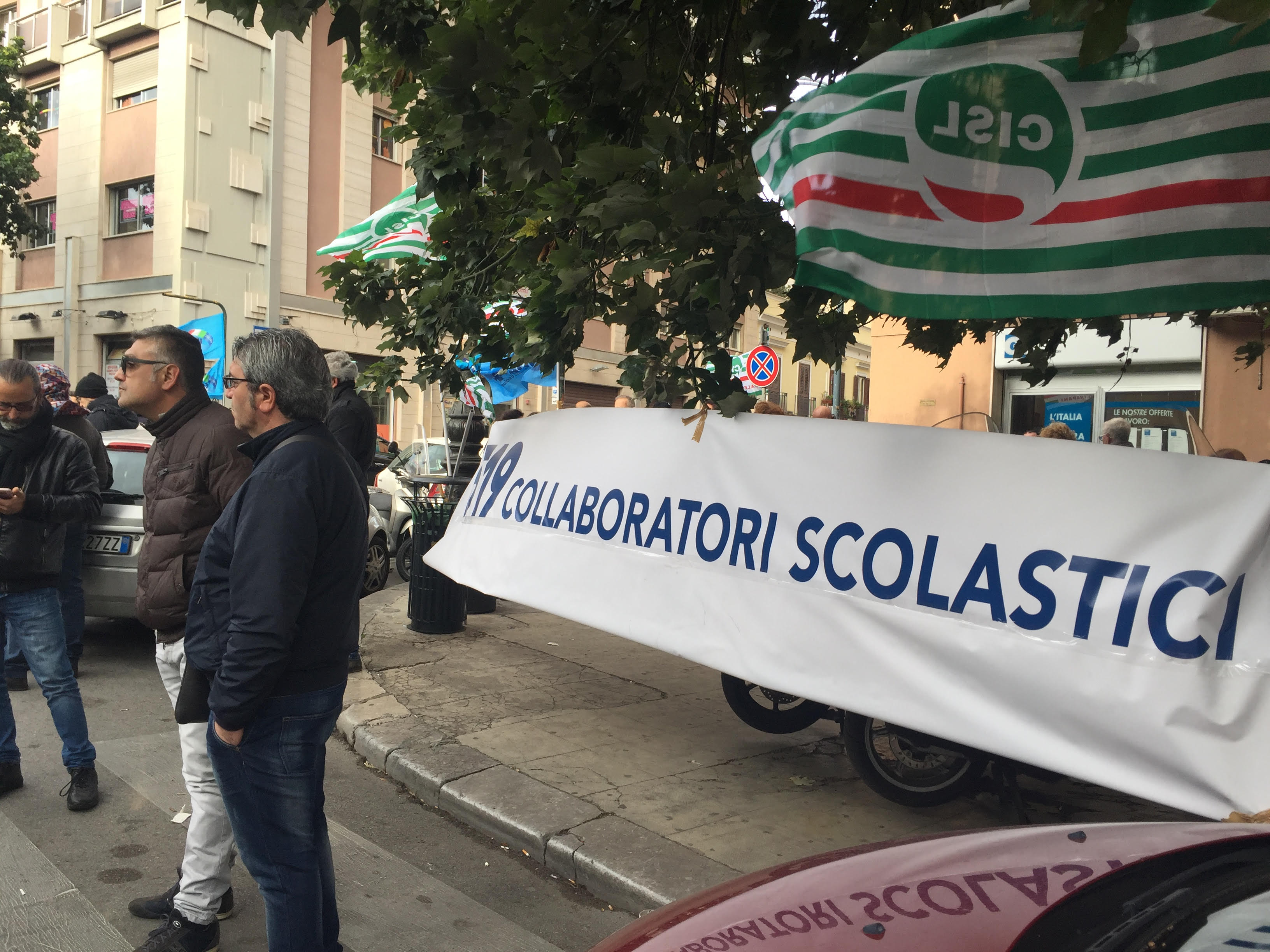 Collaboratori scolastici ex Lsu | Corteo di protesta in via Cavour