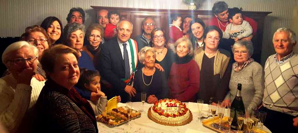Auguri alla centenaria Rosa |Maestra di ricamo e cucito - Live Sicilia