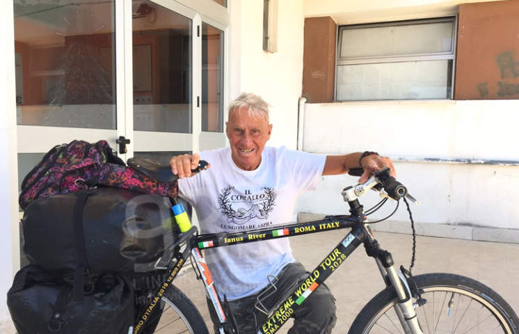 L'80enne che gira | il mondo in bici