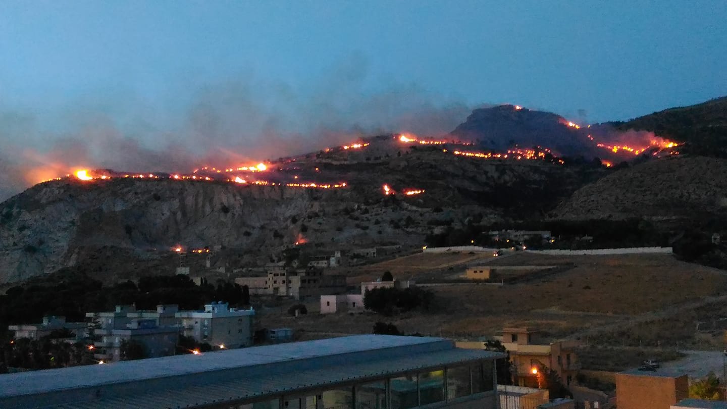 Erice avvolta dalle fiamme | Danni ai cavi della funivia