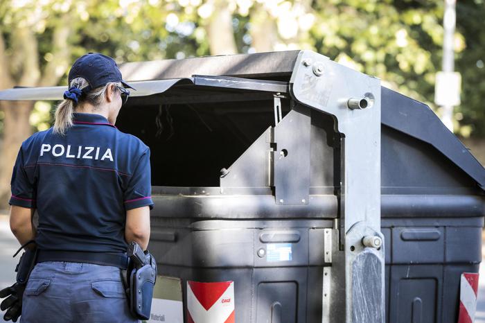 Gambe nel cassonetto | Ecco il video