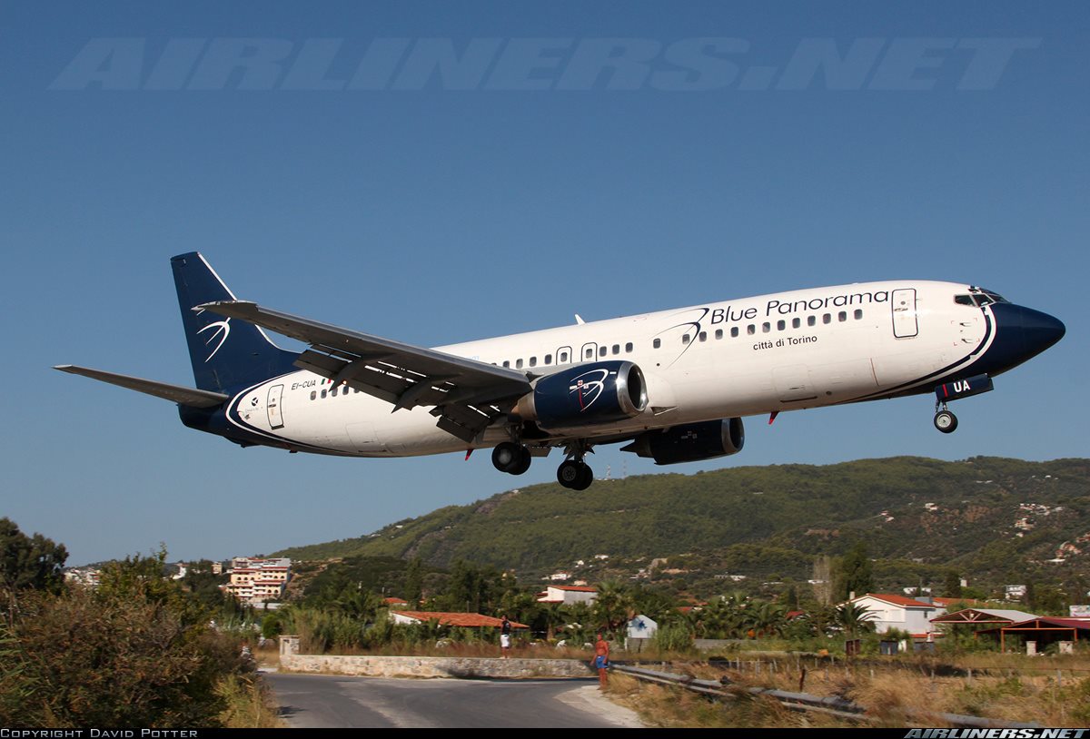 Il volo con 25 ore di ritardo | Passeggeri esasperati in aeroporto ...