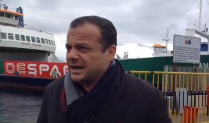 De Luca torna sullo Stretto |"Quaranta auto bloccate"