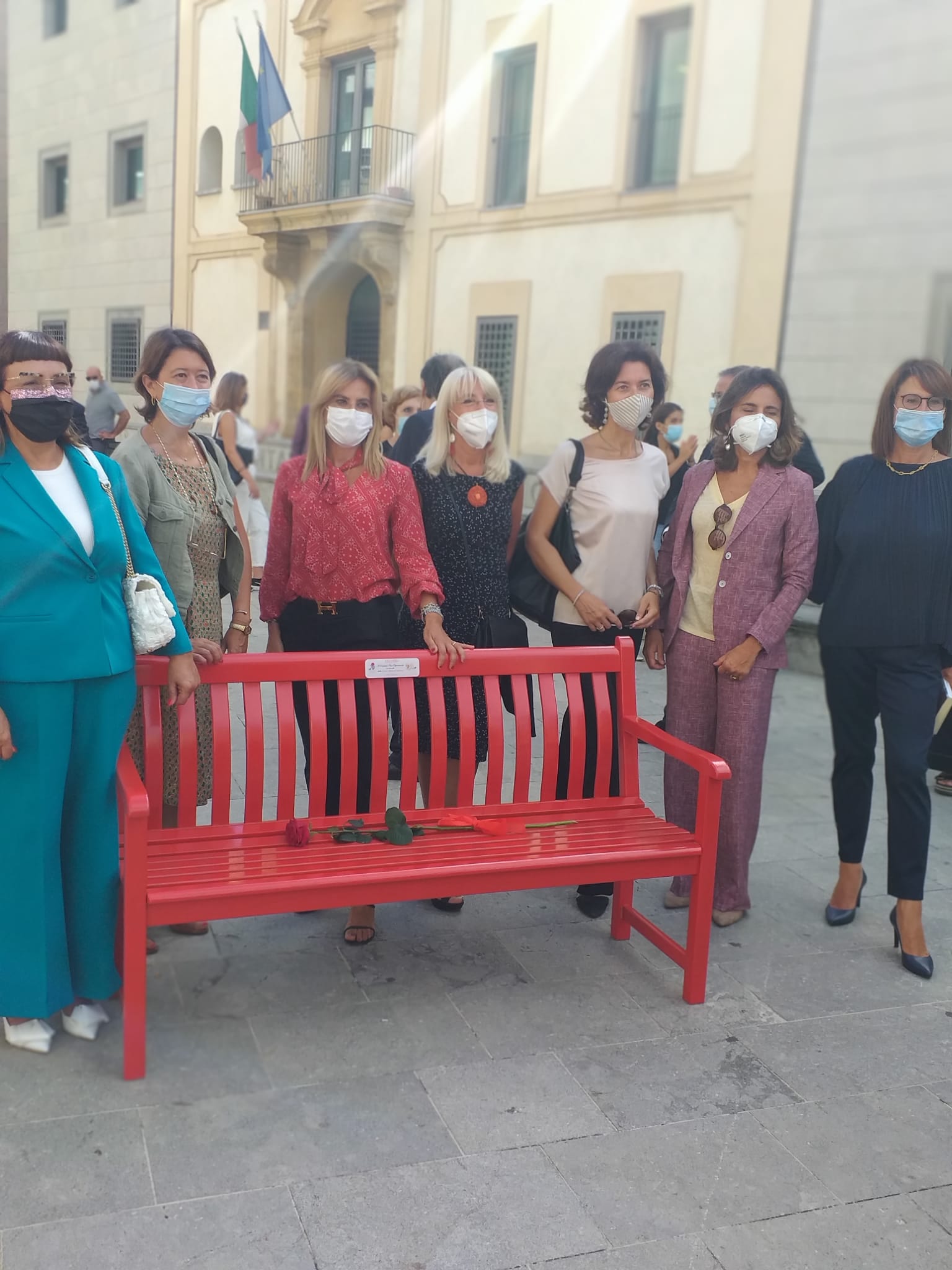 Una panchina rossa in tribunale contro la violenza sulle donne