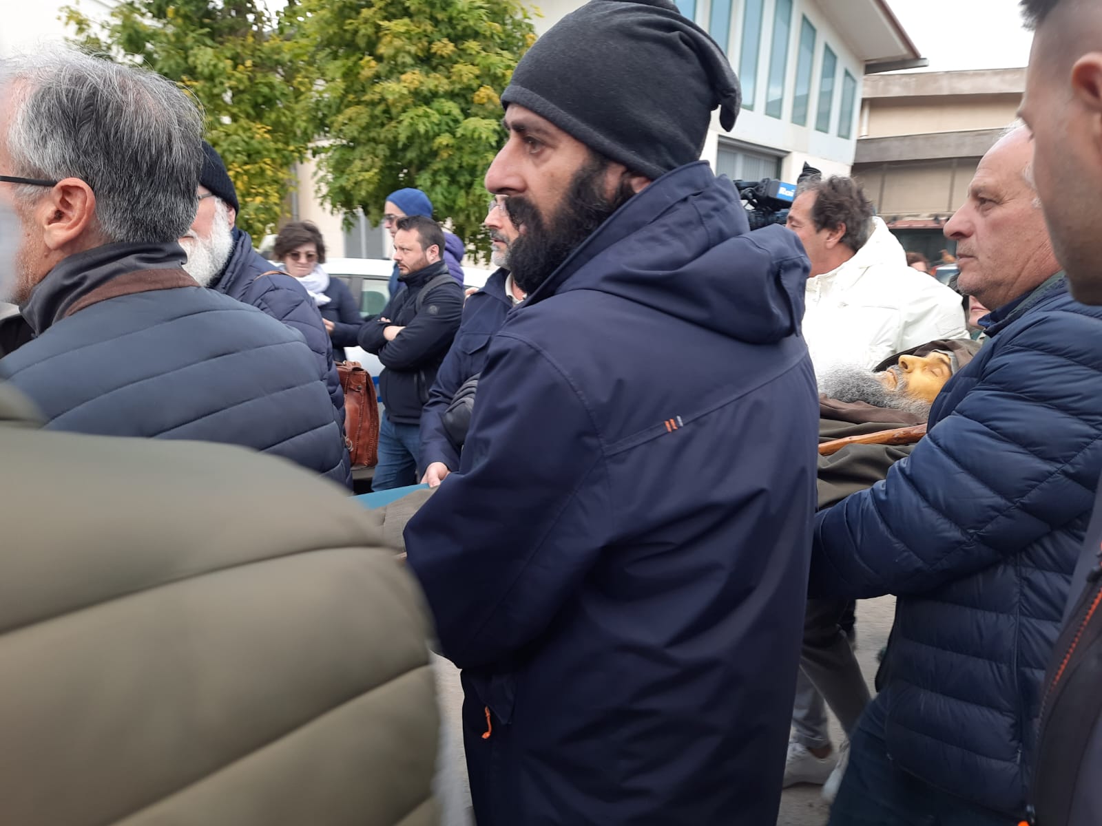 Fratel Biagio trasportato in chiesa: la folla FOTO VIDEO