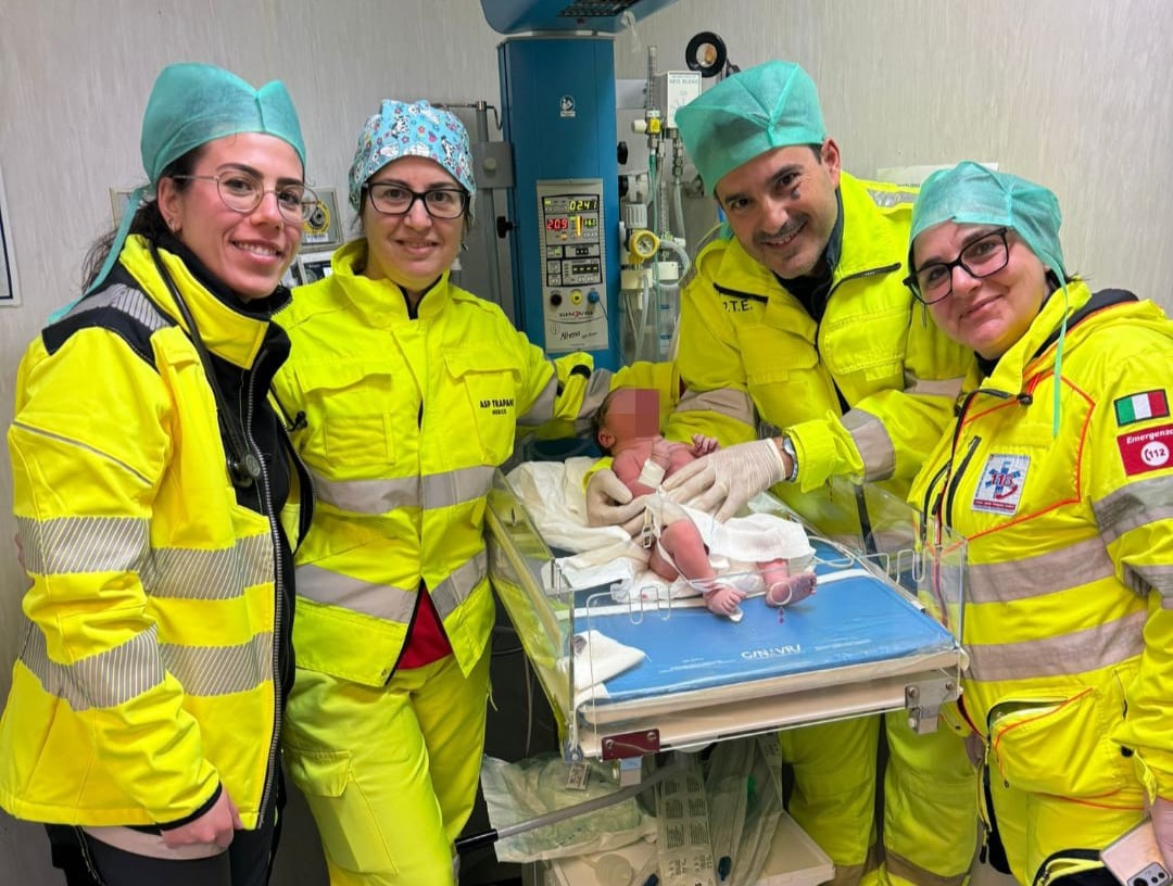 Alcamo, arriva il 118 e aiuta la mamma a partorire