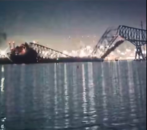 Baltimora, crolla il ponte Francis Scott per l'urto con una nave cargo