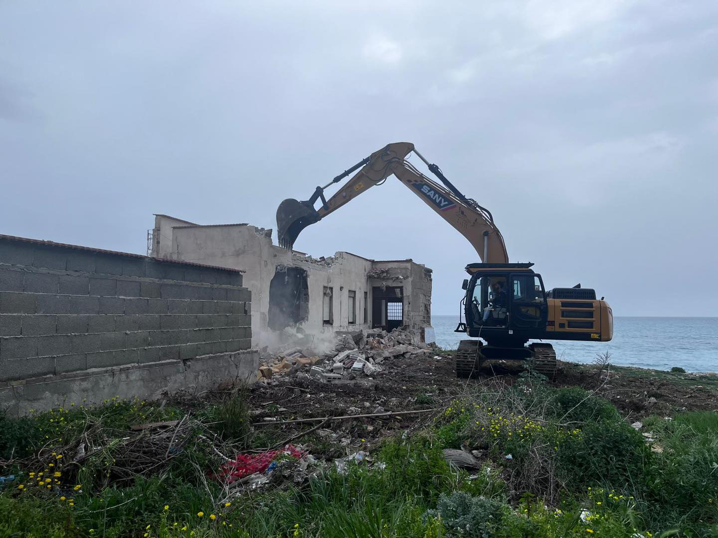 Carini, demolita un'altra villetta abusiva nel lungomare