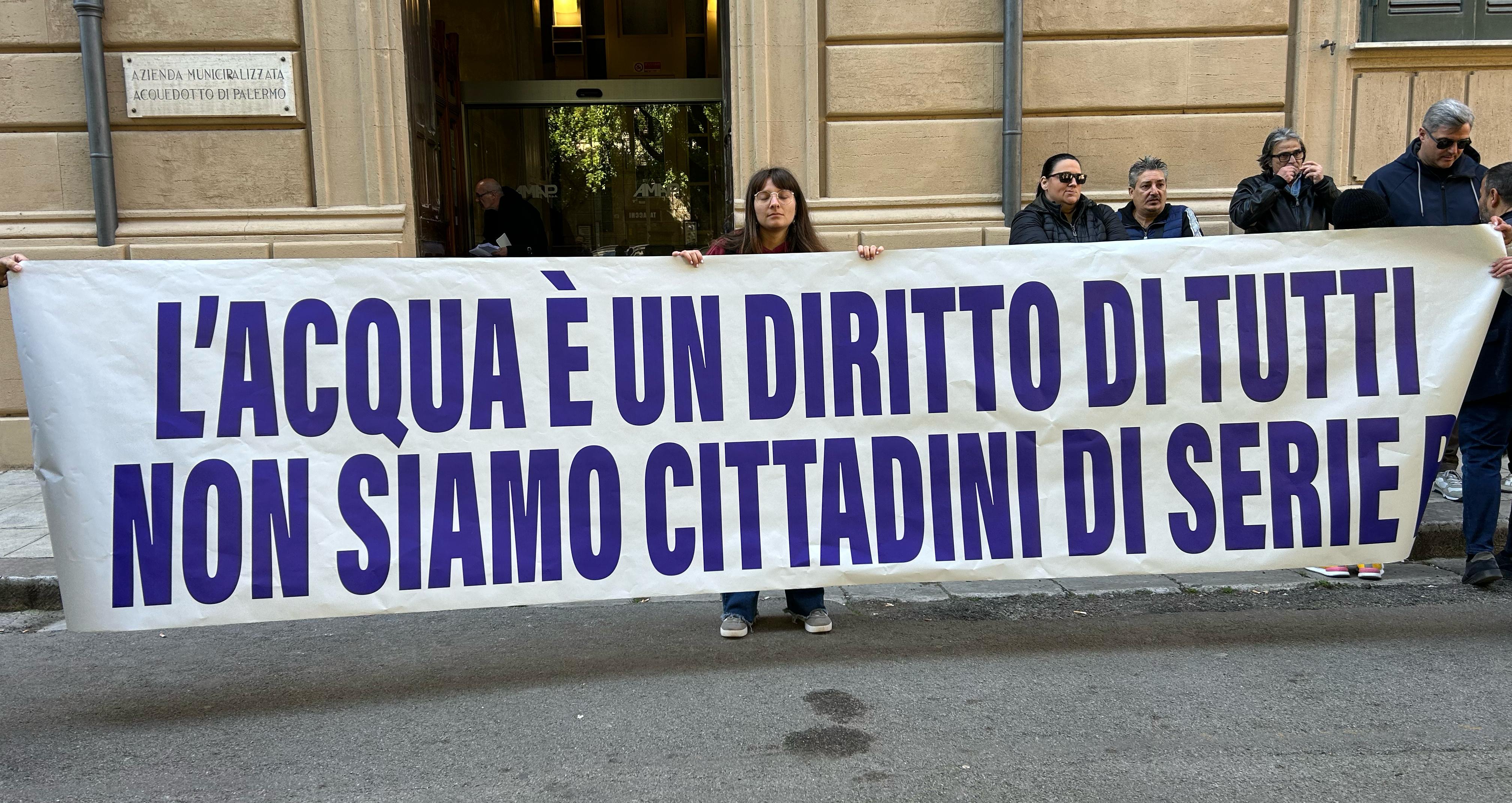 Palermo, protesta dei cittadini davanti alla sede dell'Amap