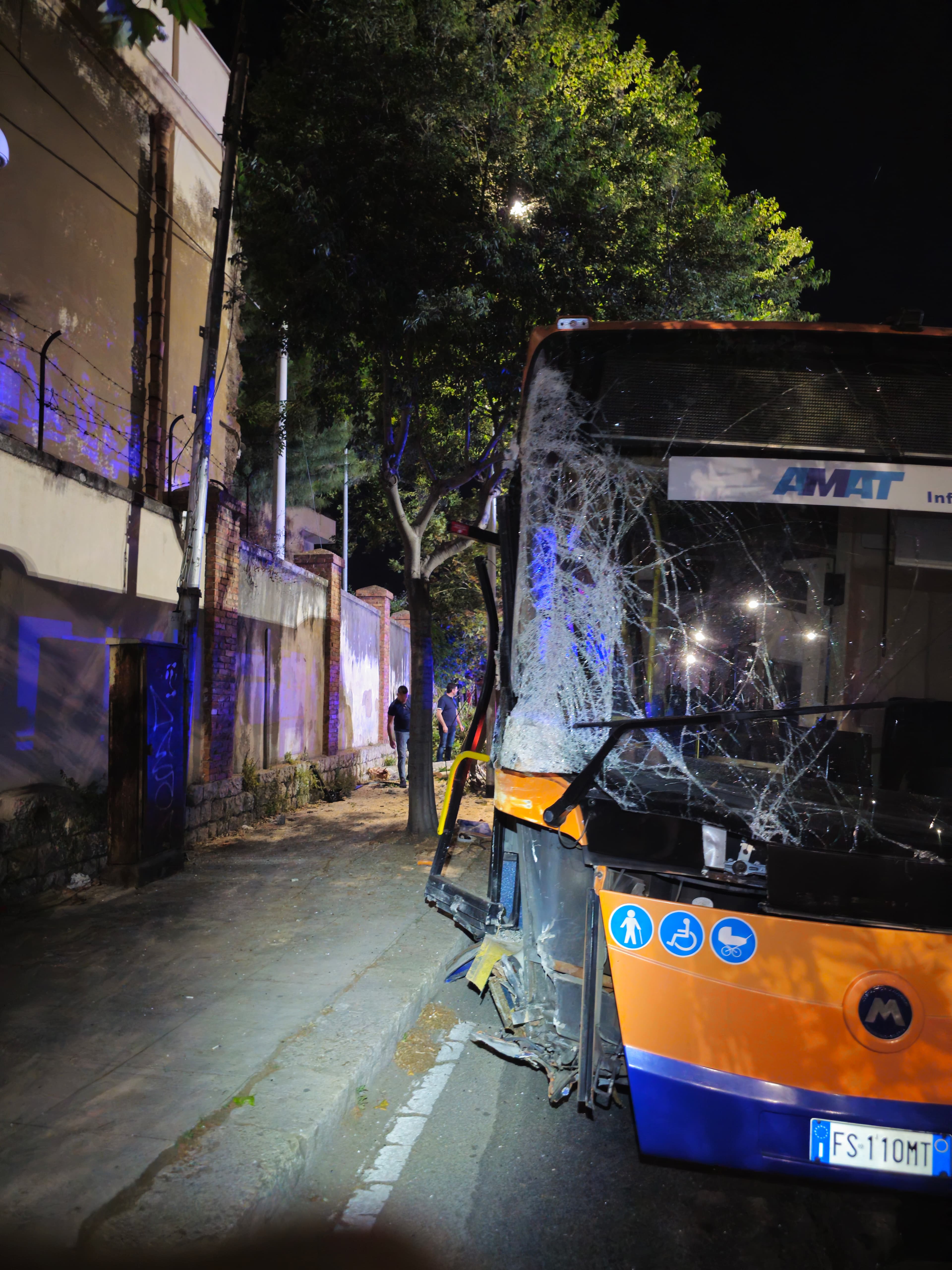 Autobus si schianta contro un albero e un palo: due feriti a Palermo