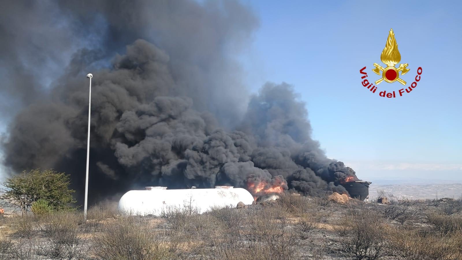 Fumo e fiamme nell'Ennese: l’incendio raggiunge una discarica