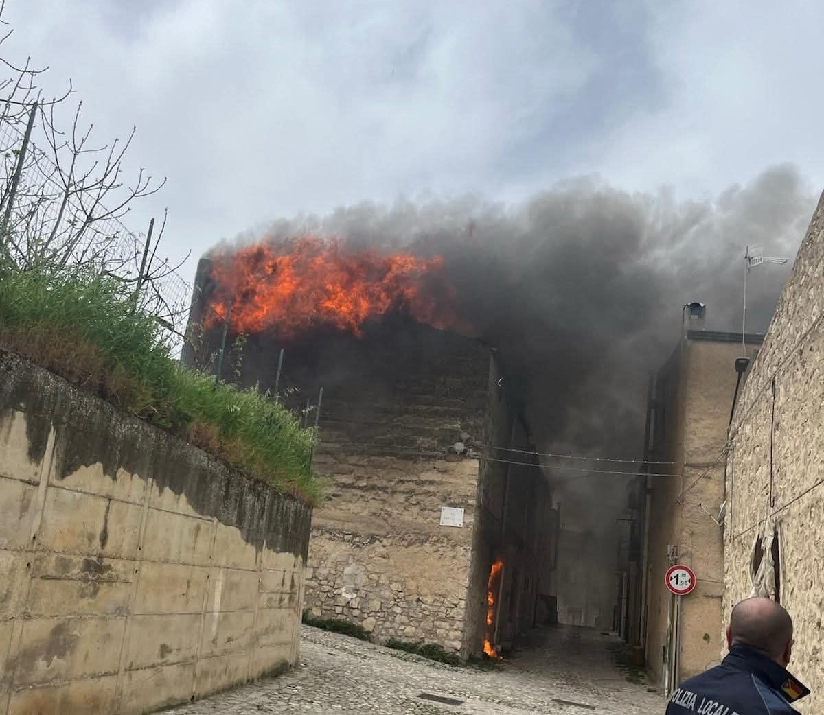 Palazzo Adriano, l'incendio e i soccorsi FOTO