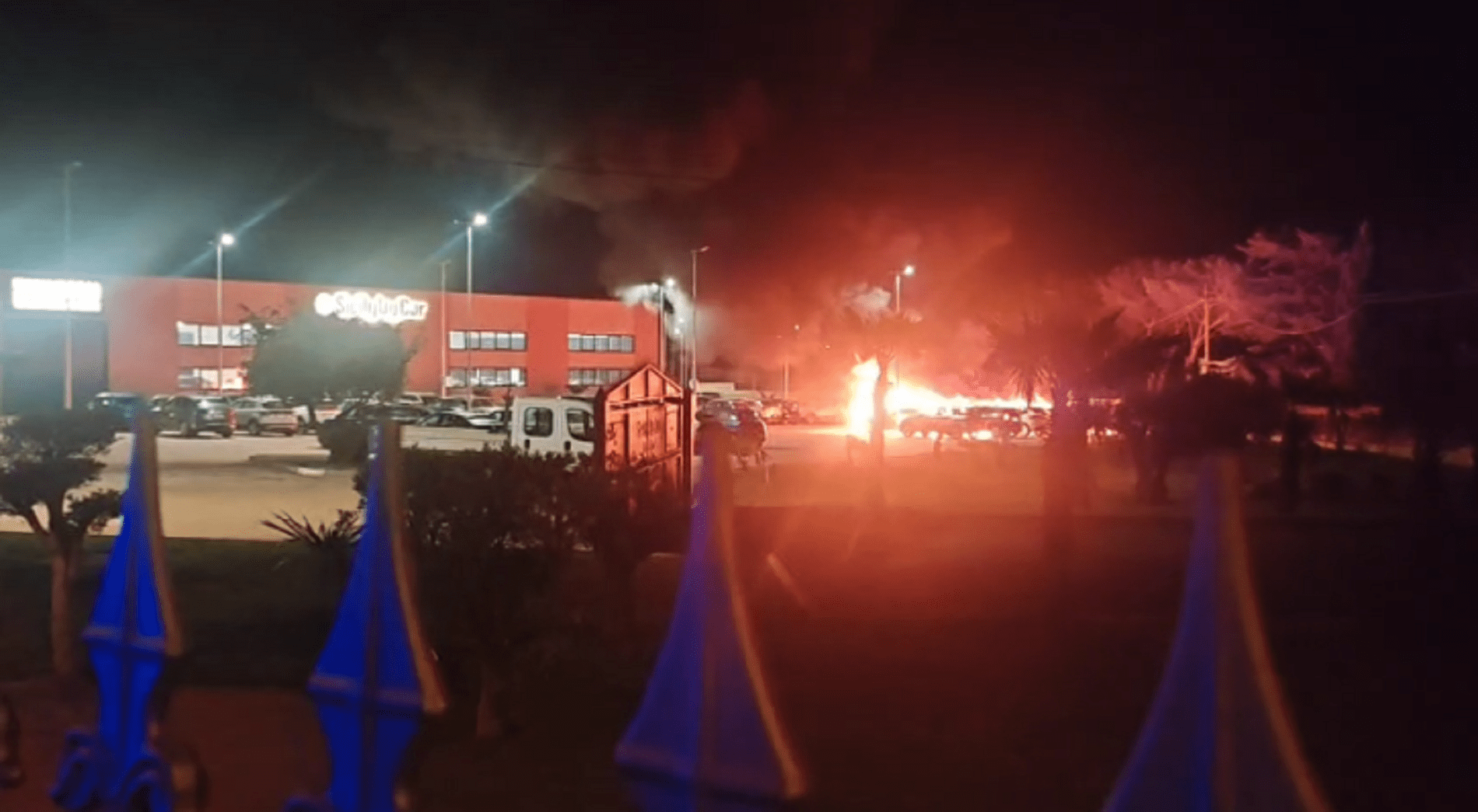 Fiamme alla Sicily by Car di Carini, auto distrutte
