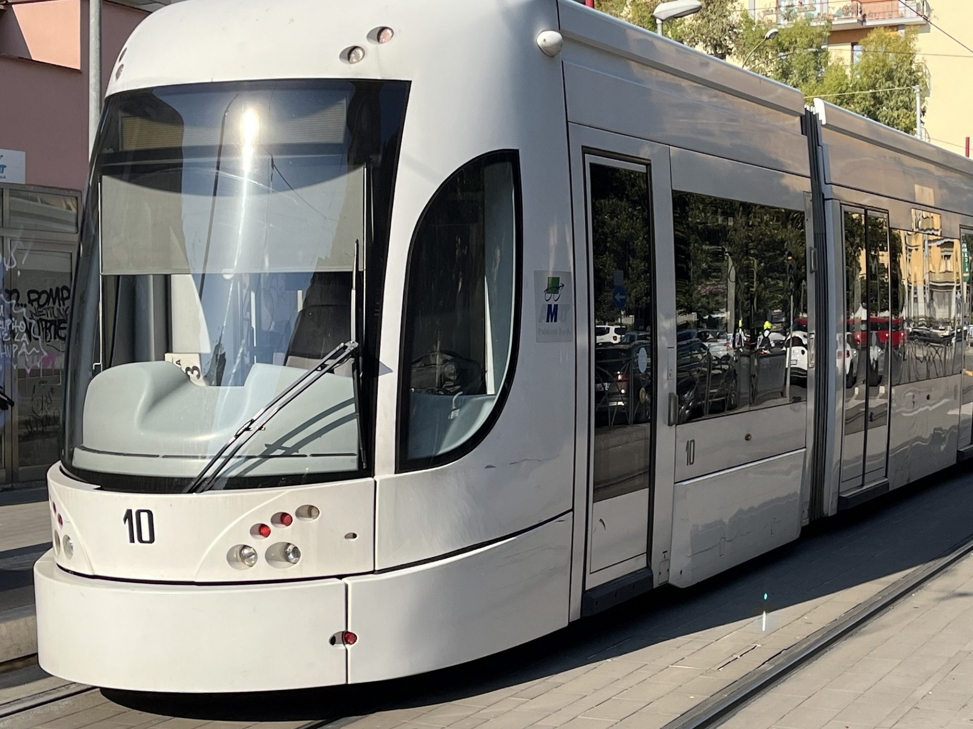 Palermo, tram fermo per un cavo tranciato: traffico in tilt