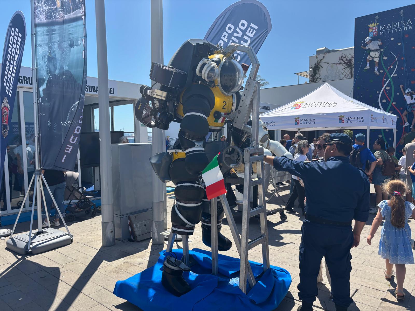 Festa della Marina Militare al molo trapezoidale di Palermo